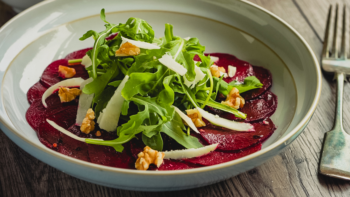 Betterave rouge cuite dans la braise | Cuisinez | Télé-Québec