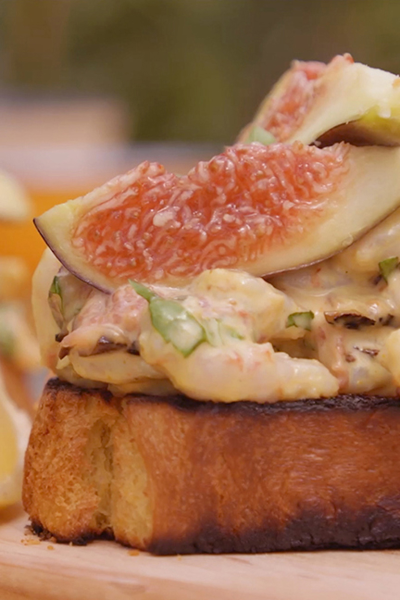 Guédille de crevettes nordiques, sauce à la figue grillée piquante et ...