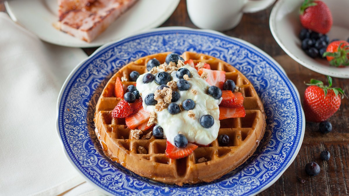 Gaufres aux petits fruits et fondant érable et crème | Cuisinez | Télé ...