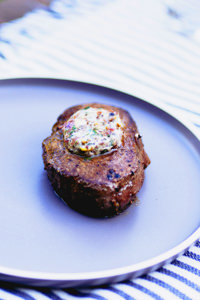 Steak d'orignal avec beurre du chasseur | Cuisinez | Télé-Québec